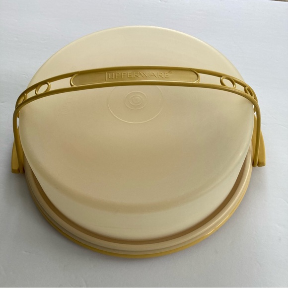 Tupperware | Kitchen | Harvest Gold Tupperware Vtg Pie Carrier With Lid ...